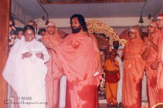 Sannyasa, in the service of the world - Online with Amma