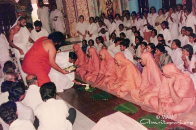 Sannyasa, in the service of the world - Online with Amma