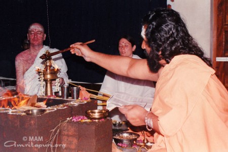 Sannyasa, in the service of the world - Online with Amma