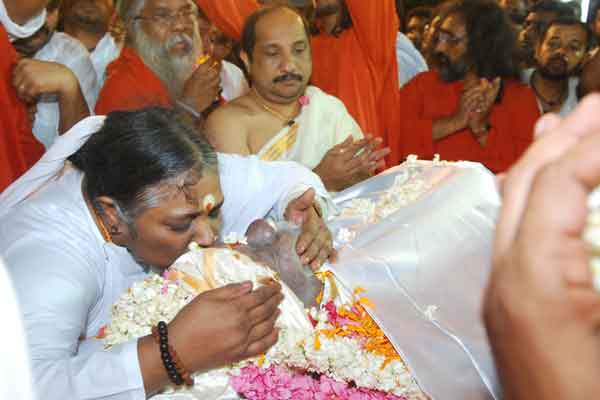Sugunacchans body is cremated - Amma, Mata Amritanandamayi Devi
